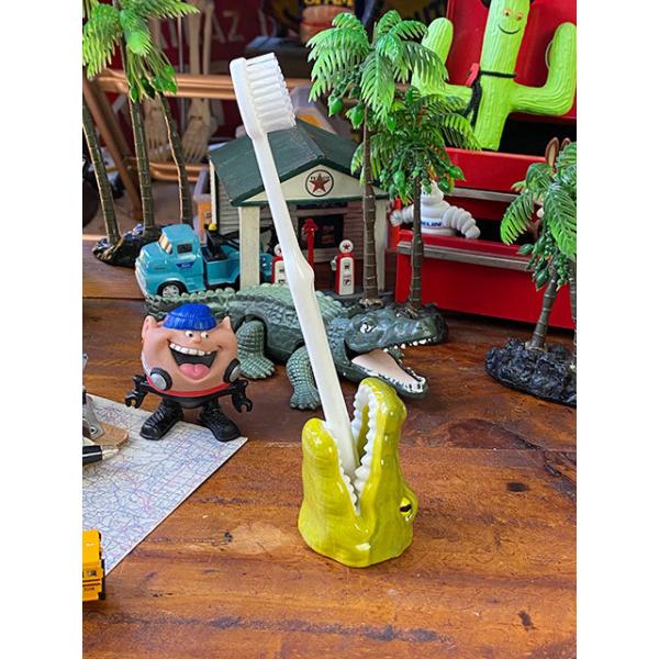 ガバッと口を開けた凶暴なワニのグッズを見かけるとついつい反応しちゃう私・・・・今回見つけたのは、「歯ブラシスタンド」なんです。いつもお世話になってる歯ブラシがワニの餌食に・・・・そんな構図が洗面所に完成しちゃうっていう・・・・ボクらの大好物...