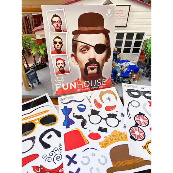 コレ、鏡に貼るシールなの！映画とか海外ドラマで主人公が住む部屋の鏡とかにこんなイタズラ描きみたいな演出がされてそうじゃない？あーいう海外ならではのユニークな演出を商品化したってヤツやね！アメリカはニューヨークを拠点とするデザイナーズ雑貨ブラ...