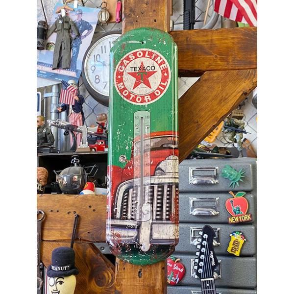 アメリカを代表するガソリンメーカーテキサコのヴィンテージロゴが描かれたブリキ製のサーモメーターです。アメリカのガレージでは定番アイテムで、色んなデザインのを見かけますが今回のはボクらもつい手が伸びちゃう見た目でしょ！向こうのサービスステーシ...