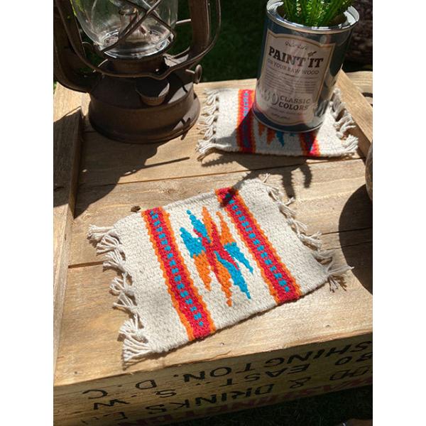 ネイティブアメリカン「ナボハ族」たちが使う伝統的な柄をモチーフにしたコースターです。テーブルにコレを敷くだけで、ガラッと雰囲気を変えてくれる・・・・まさにムードメーカー的な存在！素材がすごくイイ風合いを出しててラグ生地が使われてるから温もり...
