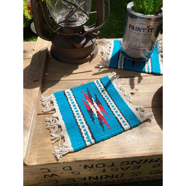 ネイティブアメリカン「ナボハ族」たちが使う伝統的な柄をモチーフにしたコースターです。テーブルにコレを敷くだけで、ガラッと雰囲気を変えてくれる・・・・まさにムードメーカー的な存在！素材がすごくイイ風合いを出しててラグ生地が使われてるから温もり...