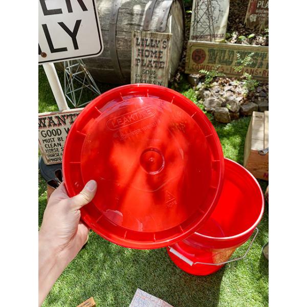 米国リークタイト社が販売する5ガロン・バケツ用に用意された別売のフタだけ単品販売です。             日本のバケツのフタってただ上に載せるって感じだけどアメリカのコレは「ギュッと密閉する感じで閉まる」ので、かなり用途が広がります。...