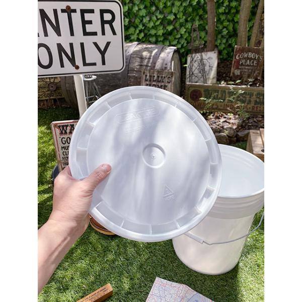 米国リークタイト社が販売する5ガロン・バケツ用に用意された別売のフタだけ単品販売です。             日本のバケツのフタってただ上に載せるって感じだけどアメリカのコレは「ギュッと密閉する感じで閉まる」ので、かなり用途が広がります。...