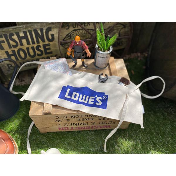 北米で1800店舗以上を展開する巨大ホームセンターチェーンロウズのワークエプロンです。ナチュラルな感じのコットン生地にロウズのウェアハウスロゴがバーンと豪快にレイアウトされたデザイン！DIYや軽作業の時にこういうの付けてるとオシャレでしょ！...