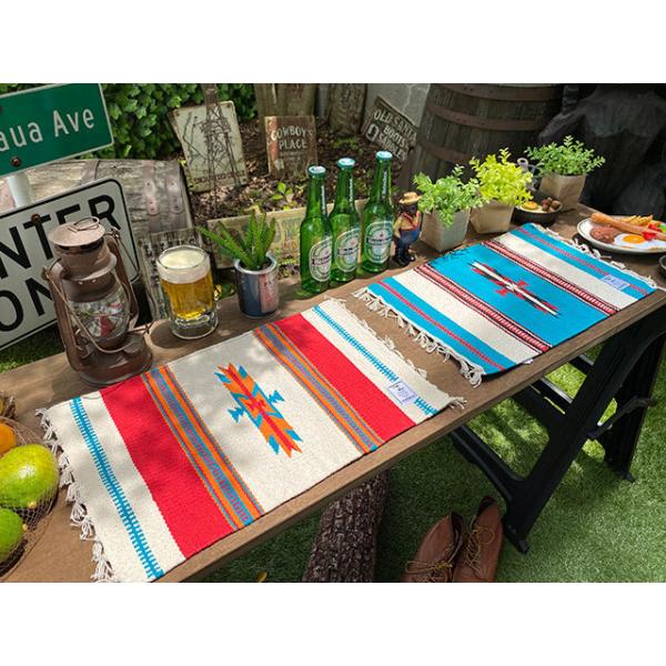 ランチョンマットたった1枚でいつもの日常シーンがガラッと変身！             ネイティブアメリカン「ナボハ族」たちが使う伝統的な柄をモチーフにしたランチョンマットです。素材がまた良くって、手織りのラグ生地が使われているのでプリント...