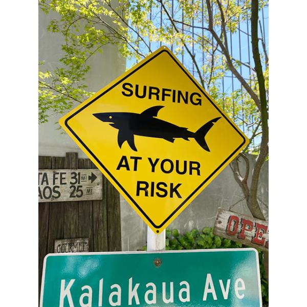 ハワイ・ノースショアやオーストラリア、カリフォルニアなど・・・・サーフィンの聖地として知られるサーフスポットでよく目にする「サメに注意」の警告看板をリアルに再現したアルミボードサインです。サーフィン中にサメを目撃したら死ぬほど怖いけど看板で...