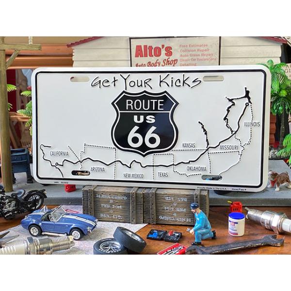 かつてアメリカのマザーロードと呼ばれたルート66をテーマにしたナンバープレートです。プレートに描かれた合衆国の地図の上の黒いラインこそがルート66！シカゴからLAまで伸びる4000kmの道を一つ一つ辿るように各州が並んだデザインになってます...