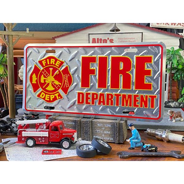 海外ドラマ「シカゴファイア」などを観てすっかりとファイヤーマンに魅了された人に贈る・・・・本場アメリカで見つけたライセンスプレートがこちら！ファイヤーデプトの伝統のエンブレムが消防車をイメージした鉄板模様のプレートにデザインされたってヤツな...