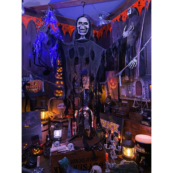 スイッチを入れると音センサーに反応して目を赤く光らせながら口を動かしながら不気味に笑う・・・・ムービングリーパーです。天井などから吊り下げるタイプなので空間を立体的に飾ることができ、より本格的なハロウィン演出ができるってところがポイント！腕...