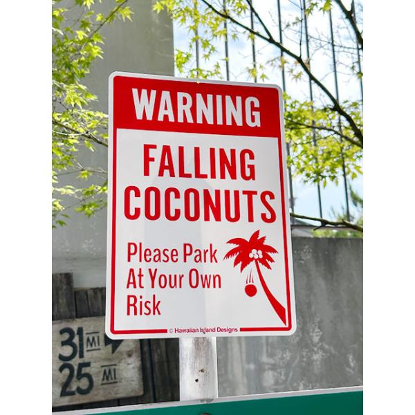 ハワイのビーチで目にするローカルサインをテーマにデザインされたサインボードです。この看板はハワイのアチコチで見かける「ココナッツの落下に注意」って看板です。ヤシの木が当たり前のように生えてるハワイではココナッツの落下もよくある話！「その下に...