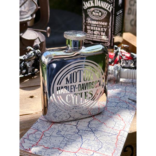 ロゴを目にする度に喜びを感じさせてくれるところが、さすがハーレーブランド！ハーレーのロゴ入りステンレス製フラスクです。さすがハーレーブランドだけあってフラスク一つ作らせても質感がイイ感じだしポケットから取り出す時も絵になる・・・・そんなとこ...