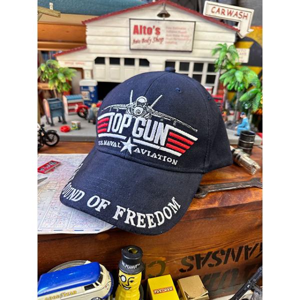 これを被れば気分はマーヴェリックさ！アメリカで見つけたトップガンのミリタリーキャップです。             伝統のロゴマークがバシッと正面に刺繍で入った本気のキャップです。             こういうの被ると思い切りその気にさ...