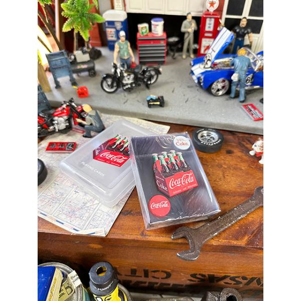 透明だから見えそうなんだけど、見えない・・・・そんなおもしろい仕掛けのトランプがコカ・コーラブランドからリリースされたの！             コカ・コーラ　クリアトランプです。             やっぱりコカ・コーラってトランプ...