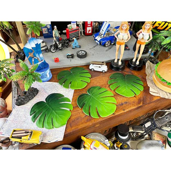 南の島のリゾート地にあるカフェに行くとこんなシャレたコースターでトロピカルジュースが出てきそう！モンステラの葉っぱをモチーフにした涼しげなコースターです。モンステラ柄のコースターはこれまで数々と販売されてきましたがモンステラの葉っぱそのもの...