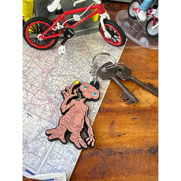 宇宙からやって来た地球外生命体「E.T.」と少年の絆を描いた心温まるSF映画「E.T.」80年代の懐かしい記憶が蘇ってくる・・・・昭和世代にはたまらないE.T.のラバーキーホルダーです。ノベルティとかでもらえそうなラバータイプのキーホルダー...