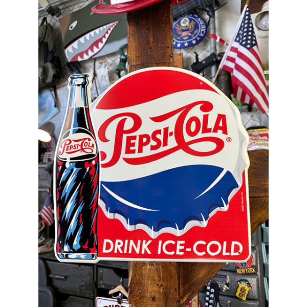 その昔、ソーダファウンテンやジェネラルストアの軒先を飾ったペプシの看板を復刻した人気のエンボスティンサインです。やっぱりアメリカ人は看板作りの天才！そのデザイン性は50年以上たった今でも色あせることなくむしろ当時のカルチャーが詰まったアート...