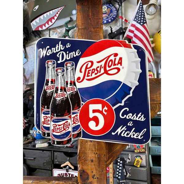 その昔、ソーダファウンテンやジェネラルストアの軒先を飾ったペプシの看板を復刻した人気のエンボスティンサインです。やっぱりアメリカ人は看板作りの天才！そのデザイン性は50年以上たった今でも色あせることなくむしろ当時のカルチャーが詰まったアート...