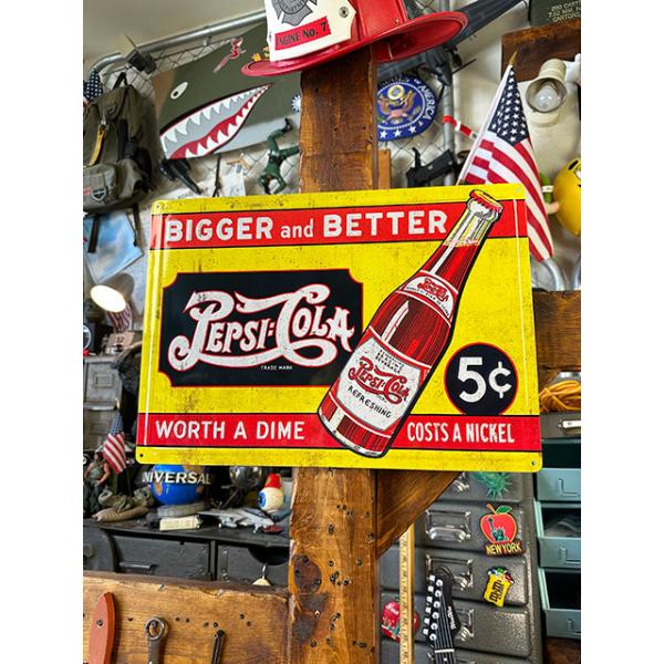 1930年代の大昔のペプシサインが復刻されました！見るからに古めかしいデザインに加えてアンティークフィニッシュでリアルにサビがプリントされてるのでパッと見はヴィンテージサインの雰囲気です。本物のアンティークとなると、もはや簡単には手が届かな...