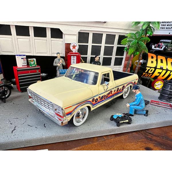 カクカクしたこの四角っぷりに惚れぼれ！70年代最終のF-150が人気のミニカーブランドJadaからリリースされました。ムーンアイズが主催するカスタムカーショーなんかに行くとこういうクルマを目にして目の前で見る度に「いつか乗ってみてなー」なん...