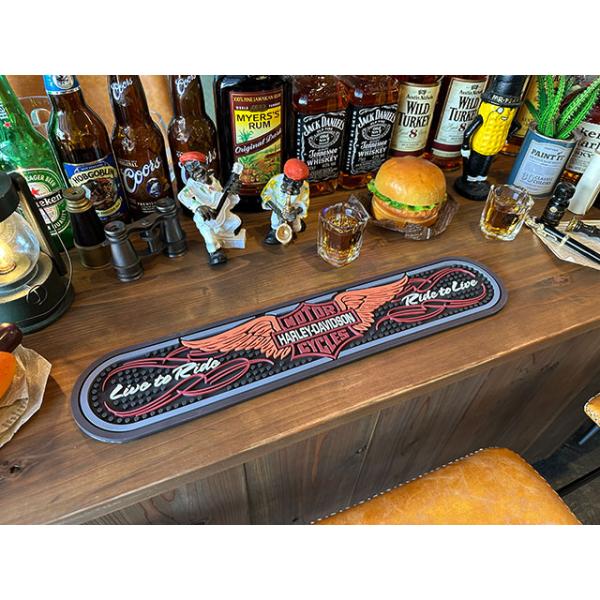 ハーレー伝統のロゴマークバー＆シールドのウイングロゴバージョンが描かれたバーマットです。テーブルやカウンターのちょっとしたスペースをハーレーのミニバーに変えてくれる・・・・そんな男心にグッと来るアイテムです。本体は厚みのあるラバー製になって...