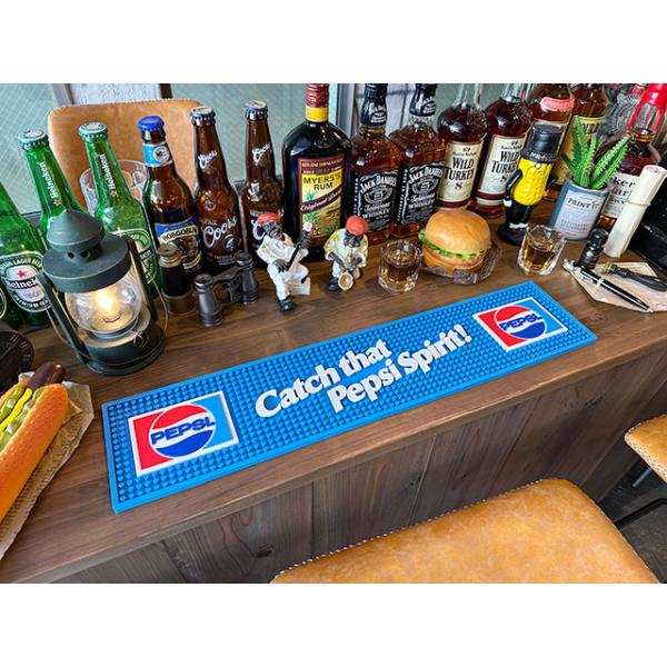 自宅に居ながらにしてバーの雰囲気を楽しめる・・・・今人気のバーマットシリーズに今度はソーダブランドが登場！             バーマットと言うだけあって本来なら「お酒」の銘柄がメインなんだけどそこへ誰もが知るソーダブランドの「ペプシ」...