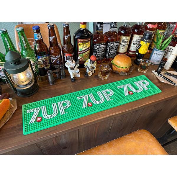 自宅に居ながらにしてバーの雰囲気を楽しめる・・・・今人気のバーマットシリーズに今度はソーダブランドが登場！             バーマットと言うだけあって本来なら「お酒」の銘柄がメインなんだけどそこへ誰もが知るソーダブランドの「7UP」...