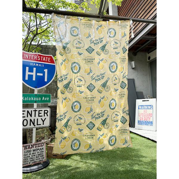 外国のフードラベルをモチーフにしたレトロ調のカーテンです。アメリカ好きなら海外のフードラベルや広告デザインについつい反応しちゃうでしょ？レトロ可愛いデザインに夢中にならずにはいられない・・・・そんな魅力が海外のパッケージデザインにはあるもん...