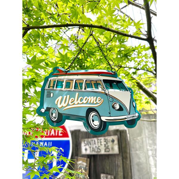 ロングボードを載せて海へと向かうワーゲンバスが心地いい西海岸の風を運んで来てくれる！小ぶりなブリキ看板に吊り下げ用のチェーンを付けて「ウェルカムサイン」にしたご機嫌なハンギングサインがこちら！ワーゲンバスのデザインなのに「海」や「サーフィン...