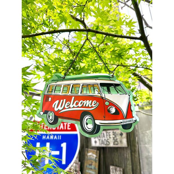 ロングボードを載せて海へと向かうワーゲンバスが心地いい西海岸の風を運んで来てくれる！小ぶりなブリキ看板に吊り下げ用のチェーンを付けて「ウェルカムサイン」にしたご機嫌なハンギングサインがこちら！ワーゲンバスのデザインなのに「海」や「サーフィン...