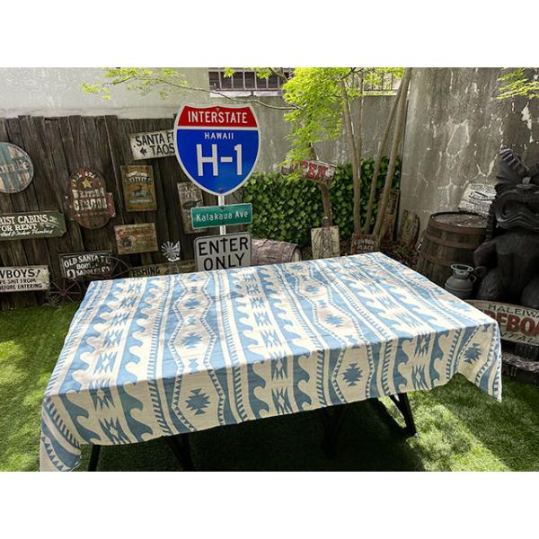 海を連想させてくれるウェーブ柄×ネイティブ柄を掛け合わせたオシャレなマルチカバーです。テーブルに広げれば外国のカフェシーンが誕生しソファやベッドに掛けて家具をイメチェンしたり、片付け中のモノに被せてモノ隠しに使ったりと・・・・・まさにマルチ...