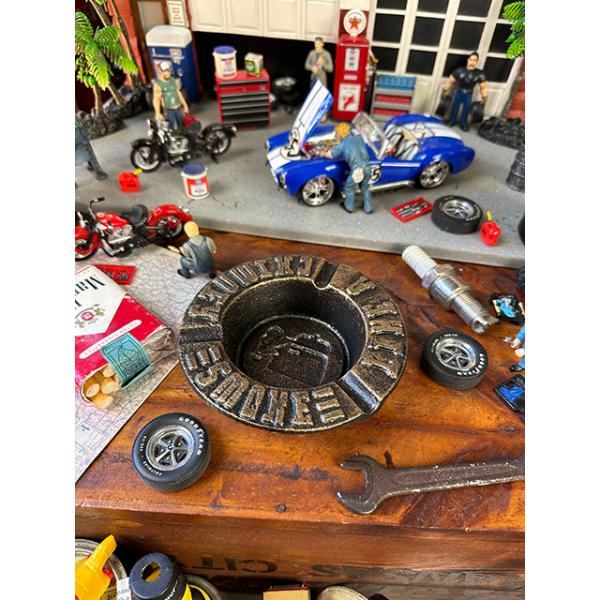 蒸気機関車が走ってる時代の鉄製品を思わせてくれる・・・・無骨で重厚感ある雰囲気がメチャカッコイイ！ズシッと来る重みがある鋳鉄製のヴィンテージスタイル灰皿です。屋外で使う時だって、風で灰皿がひっくり返るなんて心配も無用そうだし何より置きっぱな...