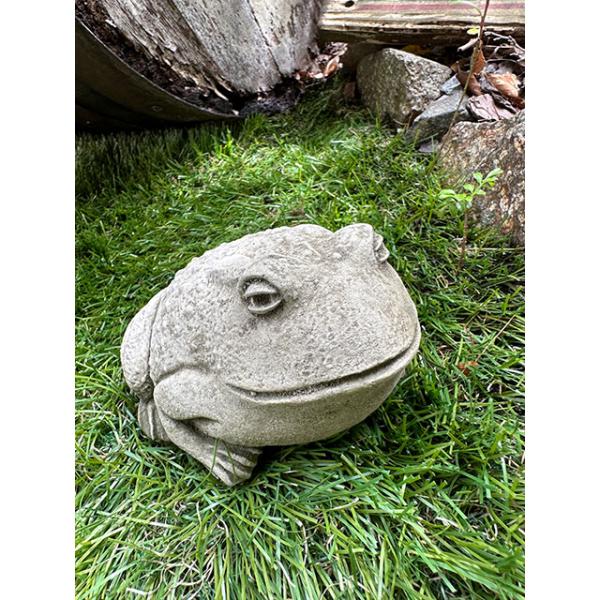 カエル好きな私が世界の国からまたまた見つけて来ちゃいました！ガーデニングの本場イギリスからやって来た「カエルの石像」です。向こうって庭にガーゴイルやゴブリンなんかの石像を飾ってあるんです。しかも本国で盛んな趣味だけに、製造もちゃんと「MAD...