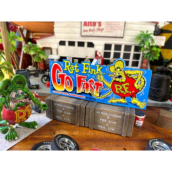 クルマに貼るならやっぱりこのポジション！後部バンパーに貼るバンパーステッカーでカスタムファン待望のラットフィンクデザインがムーンアイズからリリースされました！ラットフィンクと言えばカスタムカルチャーのカリスマ的キャラクターだけにバンパーステ...