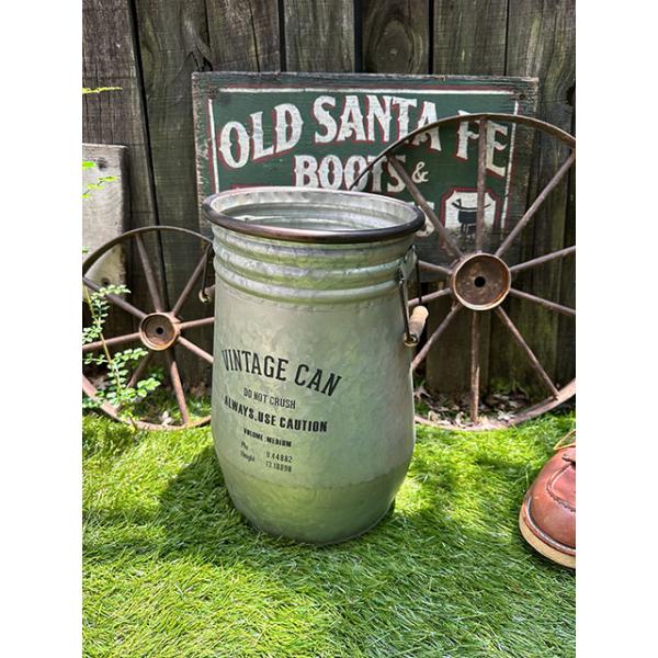 アンティークショップで見かけそうなヴィンテージのミルク缶をモチーフにした小物入れです。全体にアンティーク加工がされていて長年使い古したかのような風合いを演出してあるの！ガーデニングでの道具入れにしてもイイし部屋でゴミ箱として使ってもオシャレ...