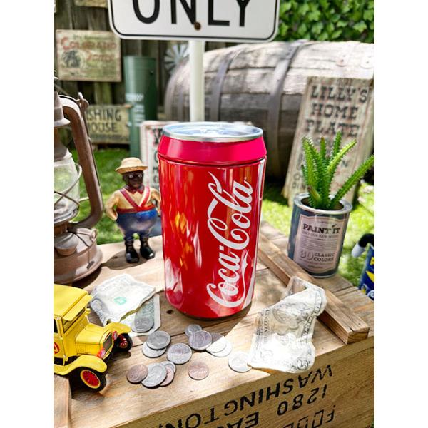 子供の頃から見慣れたおなじみのコカ・コーラの缶をドーンと巨大化させて貯金箱にしたってデカアイテムです。容量にすると1500mlくらいデカさなの！「ただただデカイ」ってだけで、猛烈な物欲をかき立てられるのはやっぱりボクらもアメリカ人な証拠です...