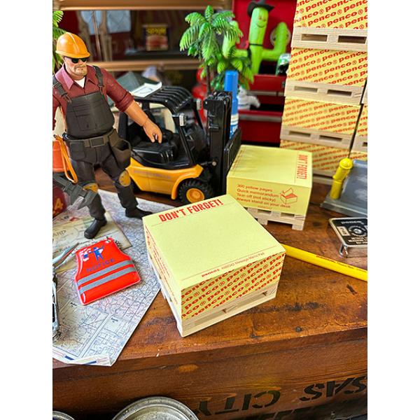 港倉庫に山積みにされてる荷物がそのモチーフ！黄色のハザードカラーのメモ用紙が木製のミニパレットにのったユニークなメモブロックです。この遊びゴコロは見つけた瞬間にうちのデスクに置いておきたい衝動に駆らせてくれたもん！300シート入りなのでデイ...
