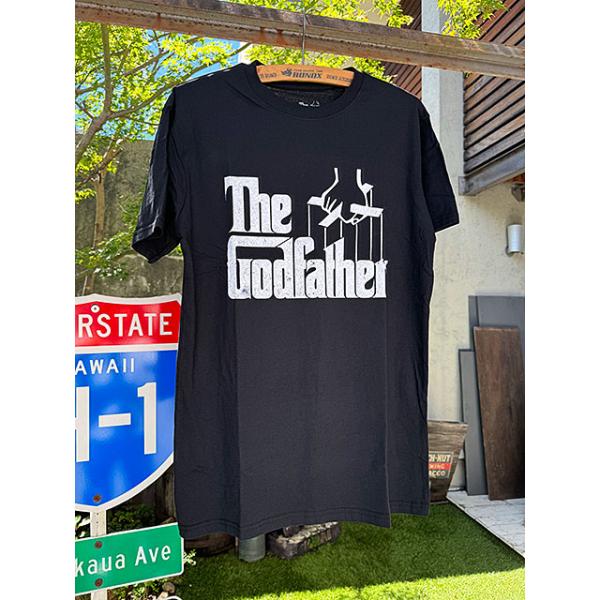 うわー　これはシブいわ！映画「ゴッドファーザー」のロゴをプリントした公式Tシャツです。「ゴッドファーザー」ってロゴを目にするだけで、ドン・ヴィトー・コルレオーネの顔がパッと浮かんでくるからスゴイ！やっぱ名作中の名作だけあります。滅多なことで...