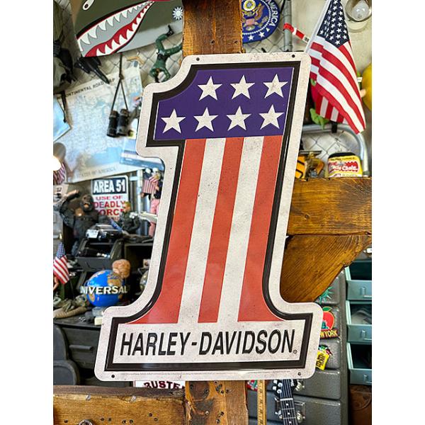 1969年にウィリー・G・ダビッドソンによってデザインされたハーレーのナンバー1マークが、ティンサインでリリースされました！もはやアメリカのアイコンとしても通じるほど有名なロゴマークをこうして自分の部屋に飾れるのはメチャクチャ嬉しいこと！こ...