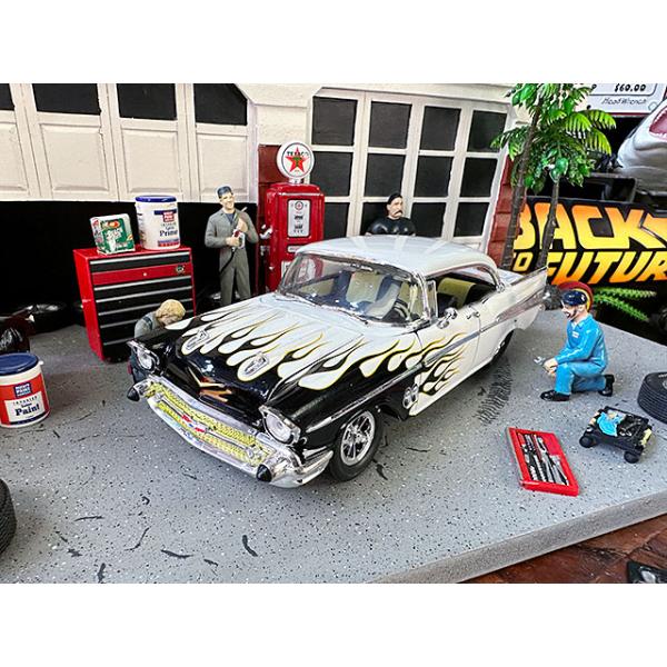 フィフティーズ時代を象徴するクルマ、1957年式シボレー・ベルエアをあのムーンアイズがカスタムを手がけたホットロッドカーがあるんですがそれをそのままミニカーで再現したっていうムーンファンにはたまらない限定モデルがコレ！アメリカで発売されてい...