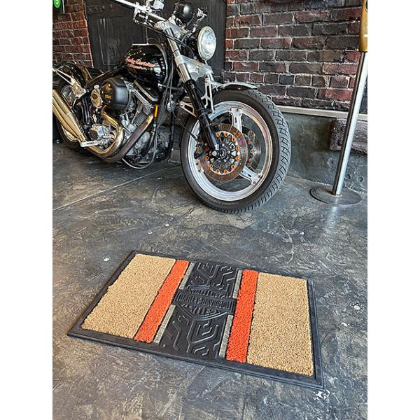 その名のとおり「タイヤトレッド」（タイヤの接地面）をモチーフにしたハーレーダビッドソンのエントリーマットです。そのタイヤパターンがハーレーのバー＆シールドロゴになってるというユニークなデザインがポイント！バーティカルストライプ部分はココヤシ...