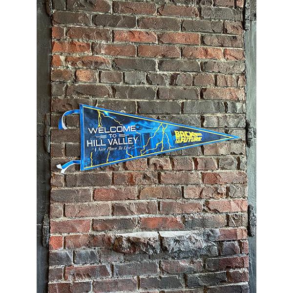 その昔、アメリカ人の旅行のおみやげの定番アイテムが各地の名所が描かれたペナントでした。そのノリでバック・トゥ・ザ・フューチャーに登場する「ヒルバレー」のペナントをオフィシャルグッズで仕上げたのがこちら！もうねー　こういうのは発想がおもしろい...