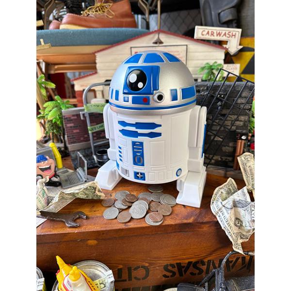 図鑑が出るほど数多くのキャラクターが登場するスターウォーズの中でダースベイダーについで人気を誇るのが、ルークの相棒「R2-D2」これまで数々のグッズが発売されてきましたが今回はディフォルメスタイルの可愛い貯金箱になってやって来ました！存在感...