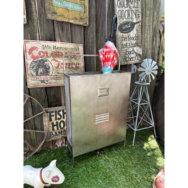 従来の傘立てのイメージとはまるで違う雰囲気！男前インテリアで近頃人気のインダストリアルなテイストで仕上げた・・・・メタル製のアンブレラスタンドです。無骨なロッカーを思わせる鉄板風の本体にフェンスをイメージしたメッシュを組み合わせた男前な見た...