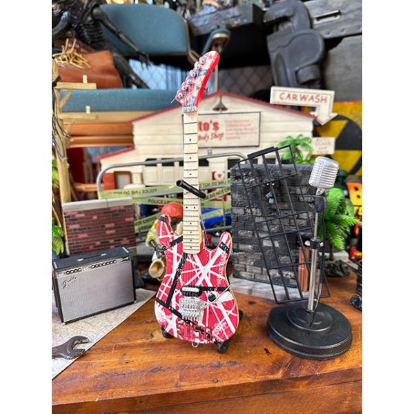 ロック史上最も象徴的なギターがココに！エディ・ヴァン・ヘイレン愛用のフェンダーEVH5150モデルを1/4スケールで精巧に再現したミニギターレプリカです。楽器としてのEVH5150モデルは数々とリリースされてきましたがインテリアとして飾って...