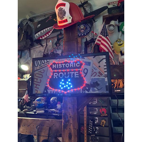 アメリカのシティに行くと見かけるビルボードサインを思わせる・・・・LEDを使ったルート66のLEDドットサインです。付属のアダプターを挿すとLEDドットがチカチカと上下移動するように点滅してシーンを盛り上げてくれるの！このサインの良いところ...