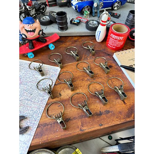 突っ張り棒とコレがあれば簡単にノレンや目隠しが作れる！昔から愛用してる人が多いリングクリップです。です。一度使ってみて、その便利さを知ると常に常備しておきたくなる便利アイテム！お気に入りの布や手ぬぐい、スカーフなどなど・・・・このクリップで...