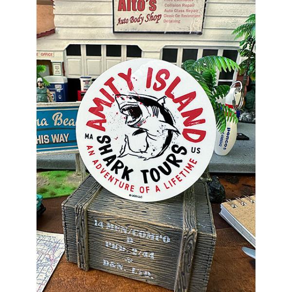 平和な田舎町アミティアイランドを恐怖のどん底に陥れた巨大人食いザメの「ジョーズ」言わずと知れたスピルバーグ監督の傑作パニックスリラーです。そんな怖い怖い「ジョーズ」をテーマに、グラフィティアート（落書き）の要素を落とし込んで現代風にアレンジ...