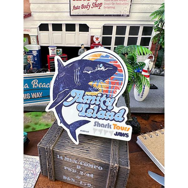 平和な田舎町アミティアイランドを恐怖のどん底に陥れた巨大人食いザメの「ジョーズ」言わずと知れたスピルバーグ監督の傑作パニックスリラーです。そんな怖い怖い「ジョーズ」をテーマに、グラフィティアート（落書き）の要素を落とし込んで現代風にアレンジ...