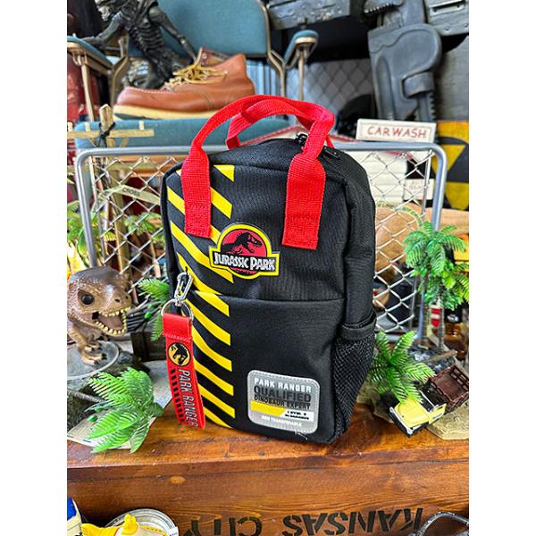 ジュラシックパーク好き必見！パークレンジャーの装備品緊急バッグをモチーフにしたユニークなランチバッグを見つけてきました！トップハンドル付きの縦長バッグで名前の通り「ランチバッグ」だけに、内部は「保温冷の二重生地」になっています。オフィシャル...