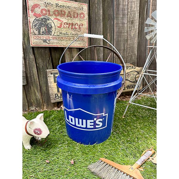 全米に1800店舗以上を展開するアメリカの2大ホームセンターのひとつ「ロウズ」のガレージバケツです。「これでもか」ってくらいのデッカイロゴがアメリカらしいでしょ！ガレージにポンと置いておくだけで<br>景色をアメリカにしてくれる...